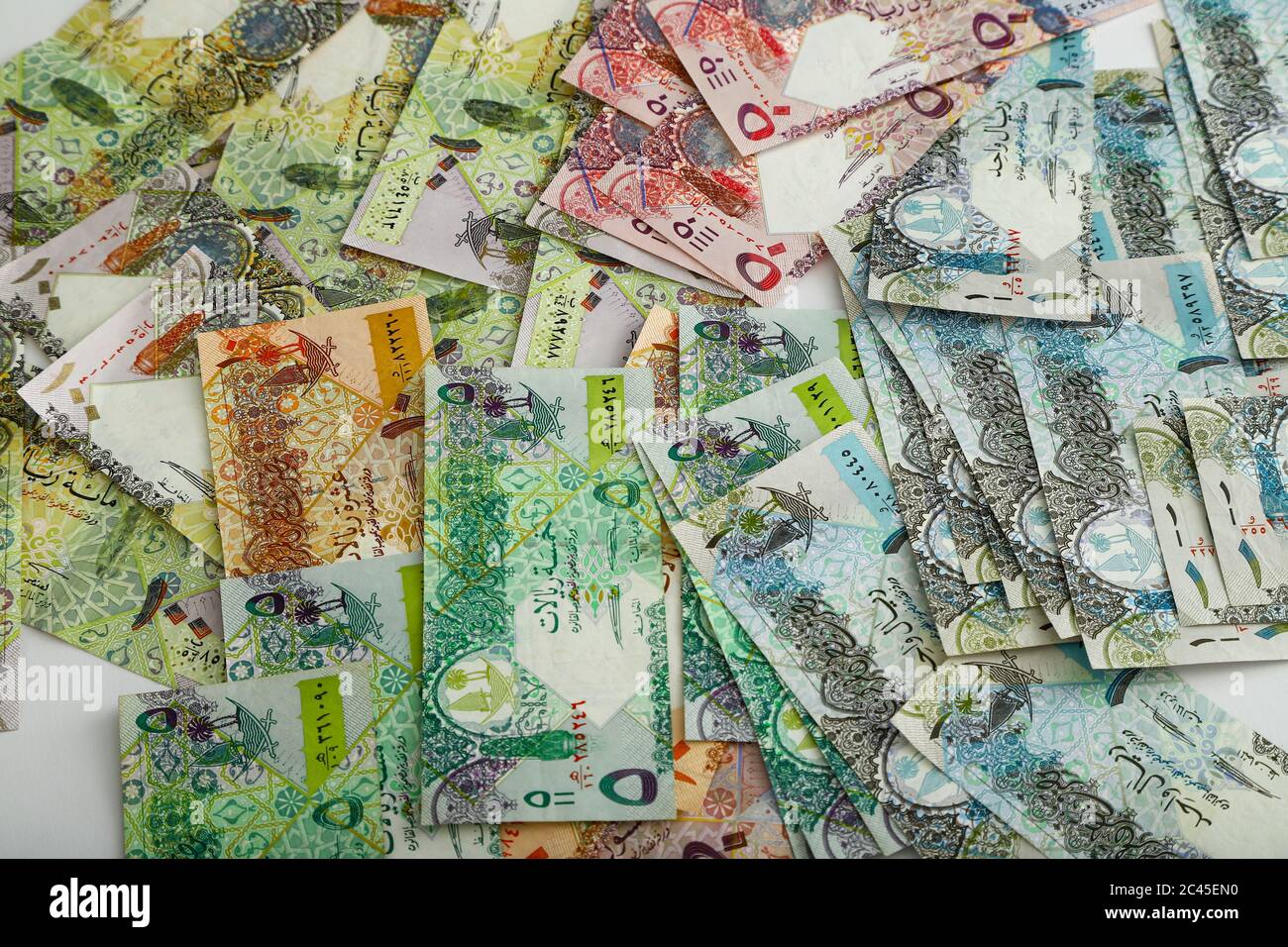Qatar Currency Note and Coins , 500.100.50.10.5.1 Stock Photo - Alamy
