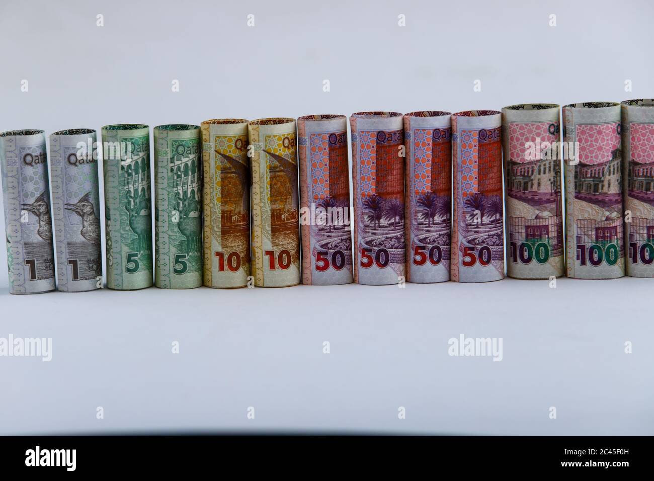 Qatar Currency Note and Coins , 500.100.50.10.5.1 Stock Photo - Alamy