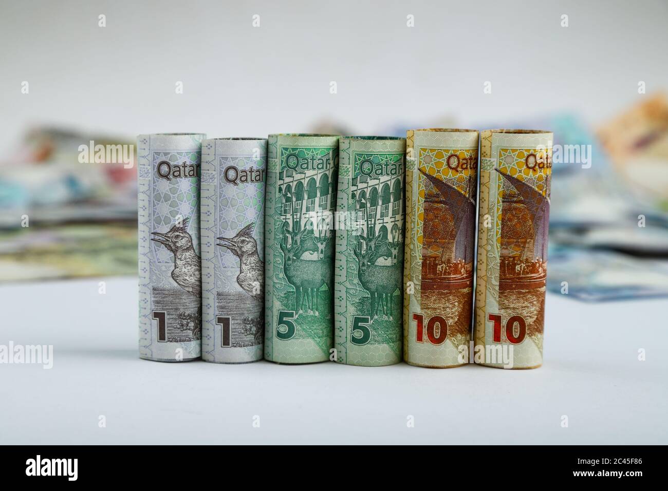Qatar Currency Note and Coins , 500.100.50.10.5.1 Stock Photo - Alamy