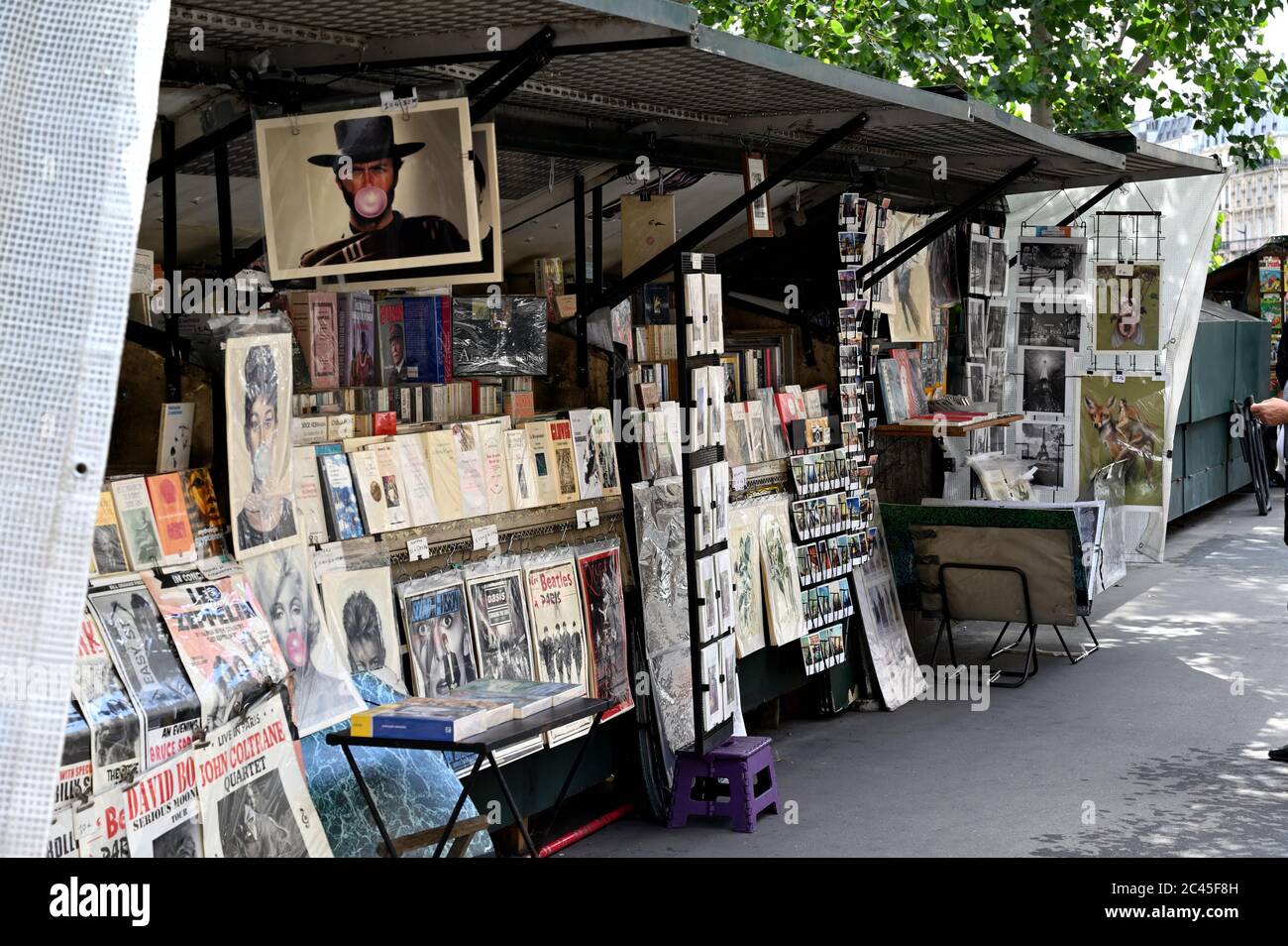 Traditional bookseller in paris, France Stock Photo - Alamy