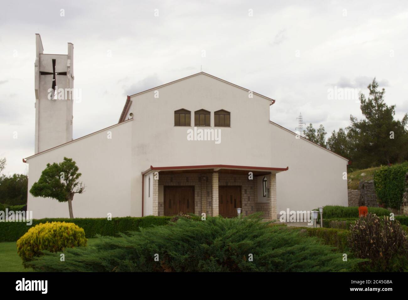 Graveyard chapel hi-res stock photography and images - Alamy