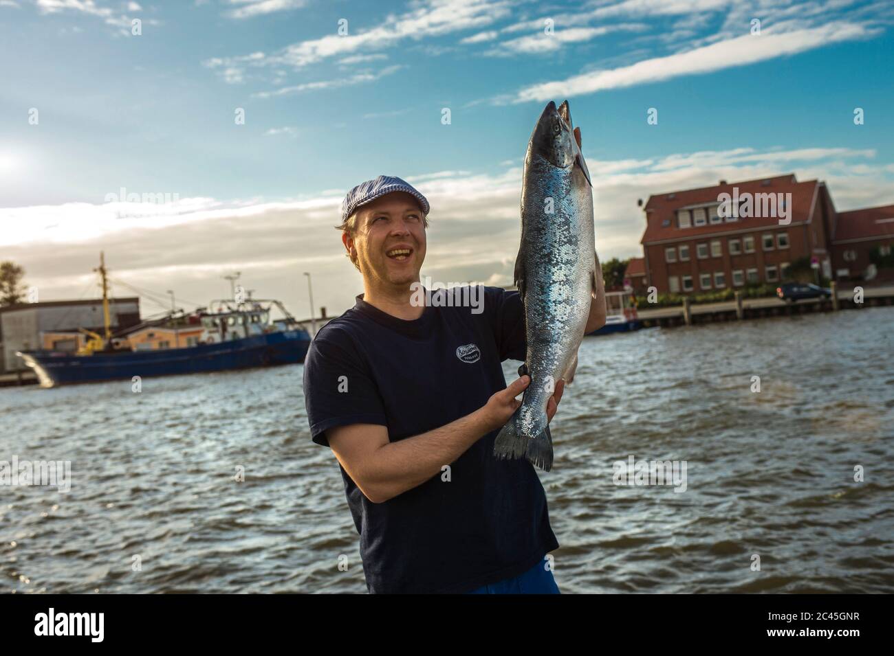 Fish market at a harbor hi-res stock photography and images - Alamy