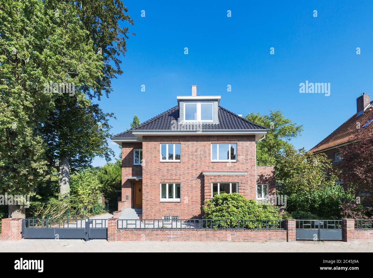 Middle class apartment building hi-res stock photography and images - Alamy