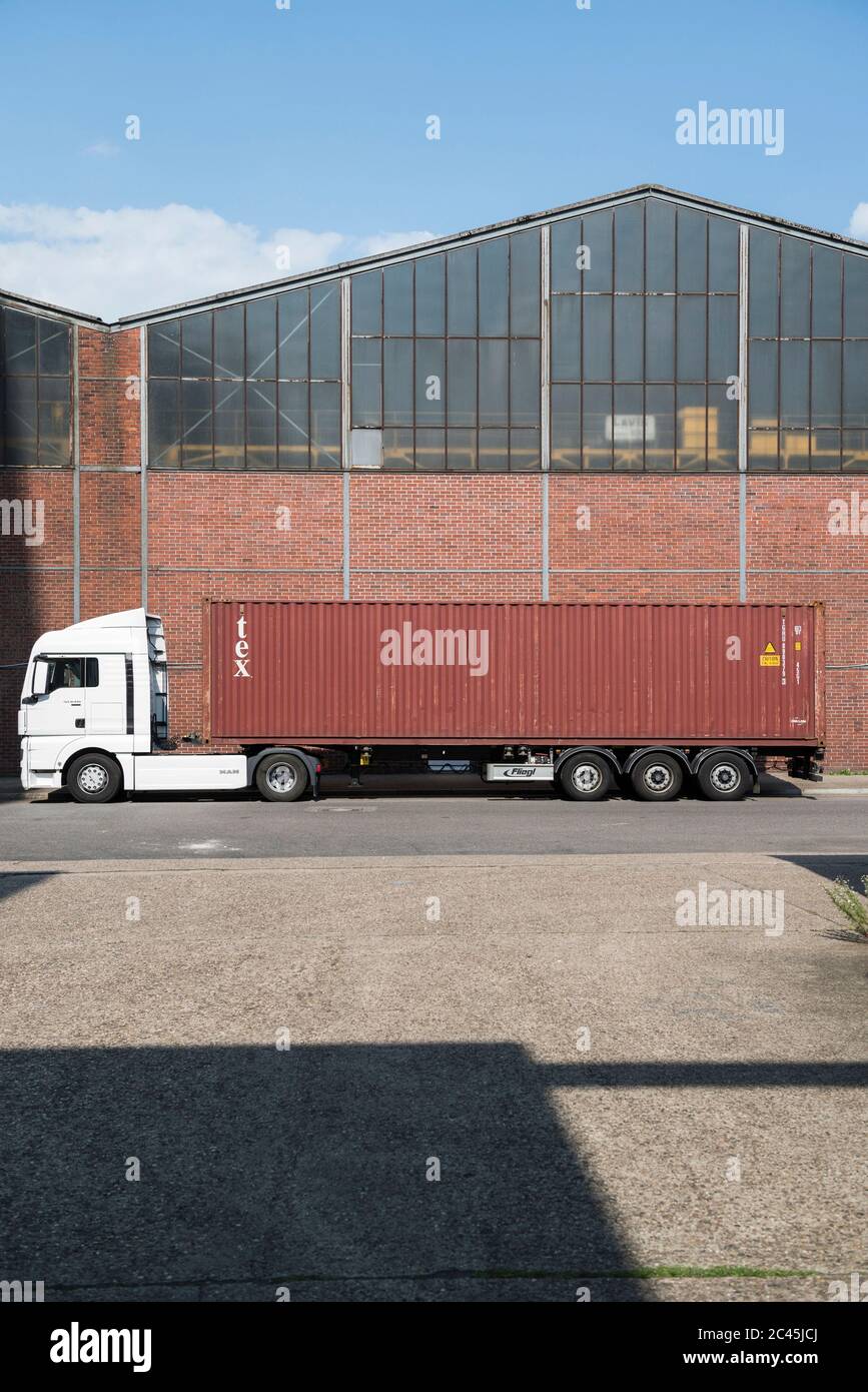 Car factory exterior hi-res stock photography and images - Alamy