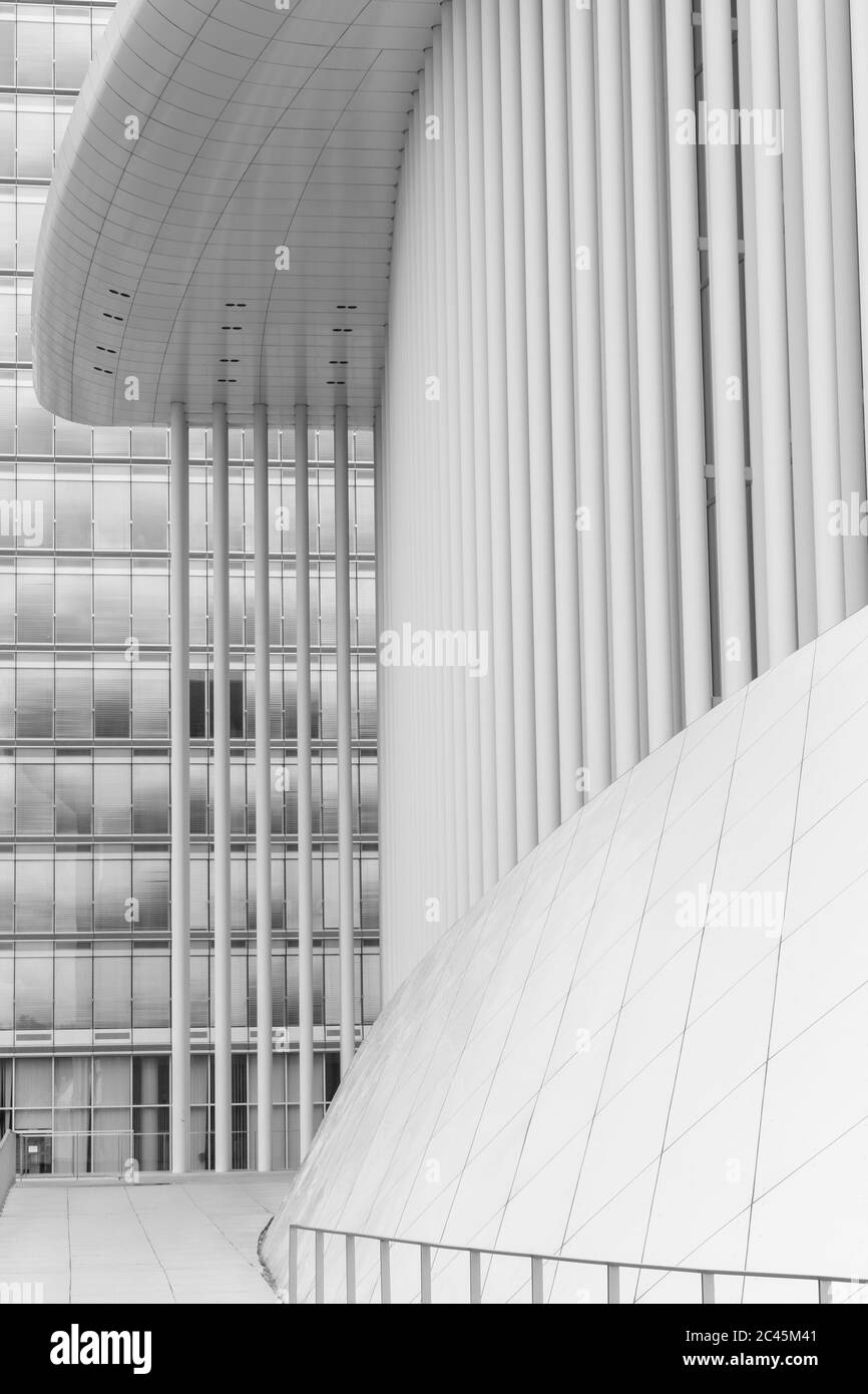 Modern architecture people Black and White Stock Photos & Images - Alamy