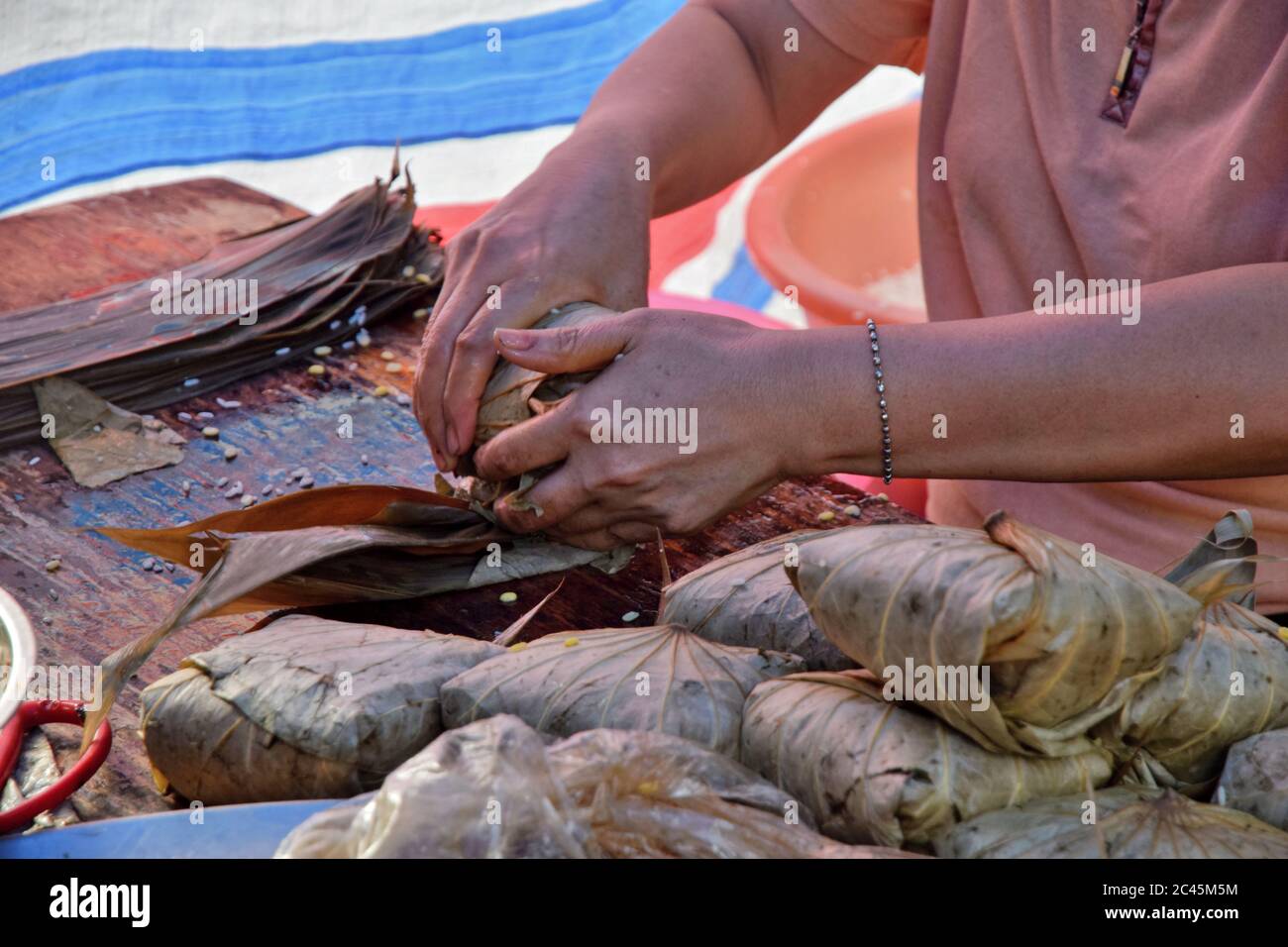 Wrapping zongzi hi-res stock photography and images - Alamy