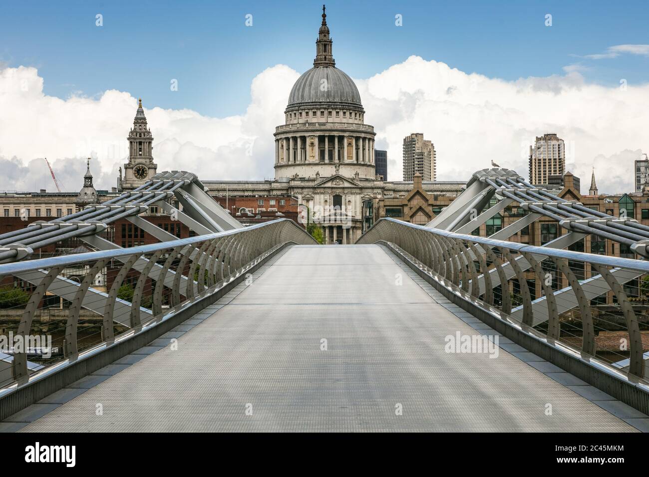 Millenium bridge london curve hi-res stock photography and images - Alamy