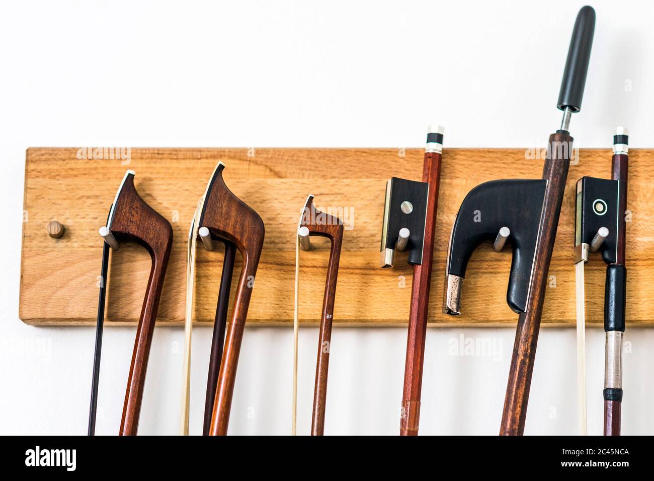 Violin hang hi-res stock photography and images - Alamy