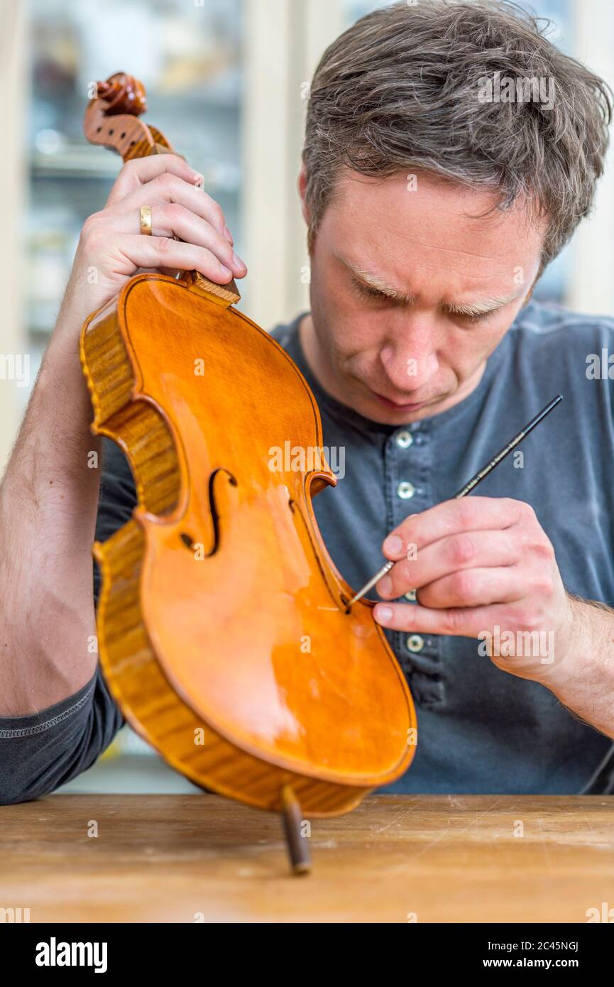 Violin makers hi-res stock photography and images - Alamy