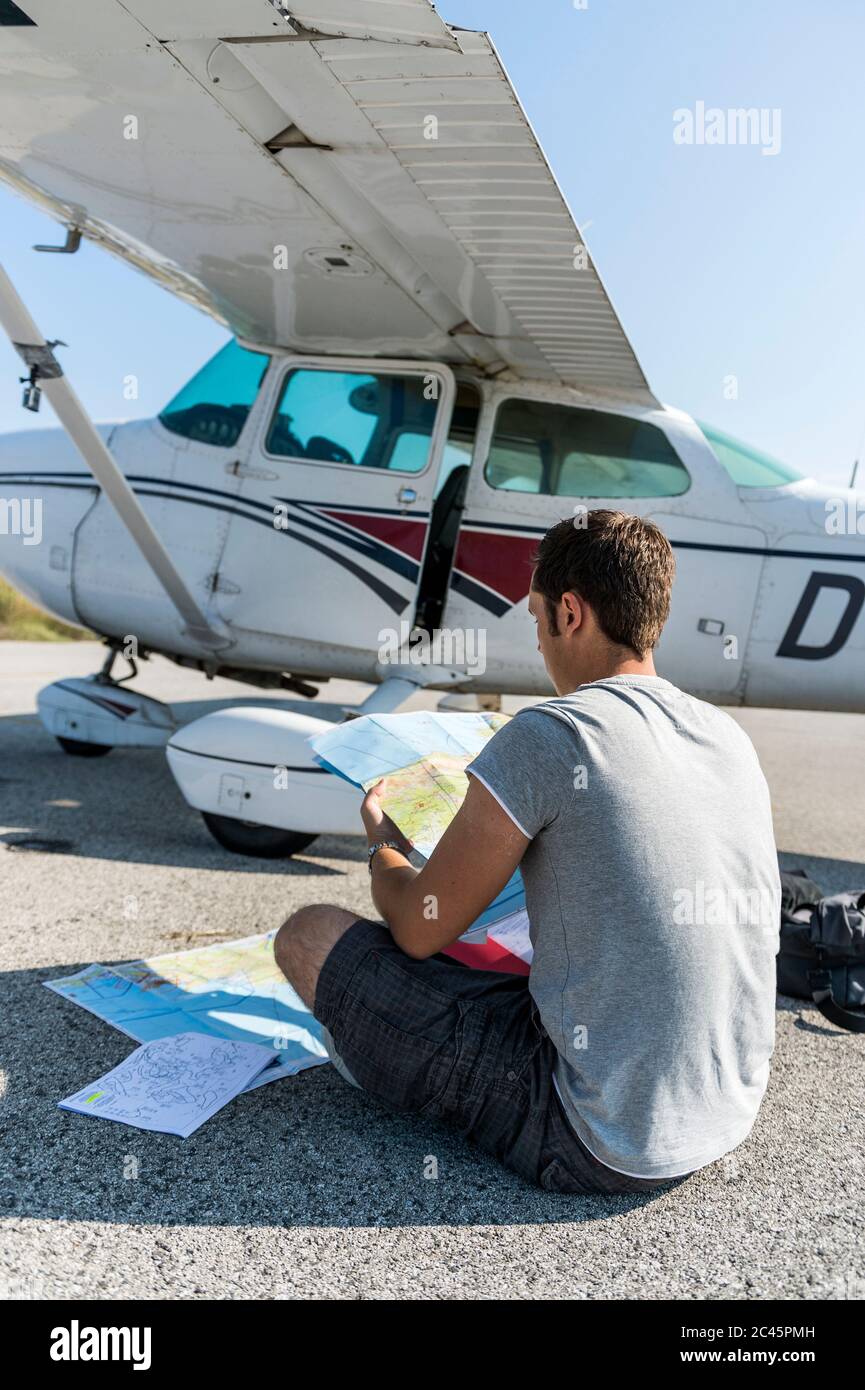 Flight route hi-res stock photography and images - Alamy