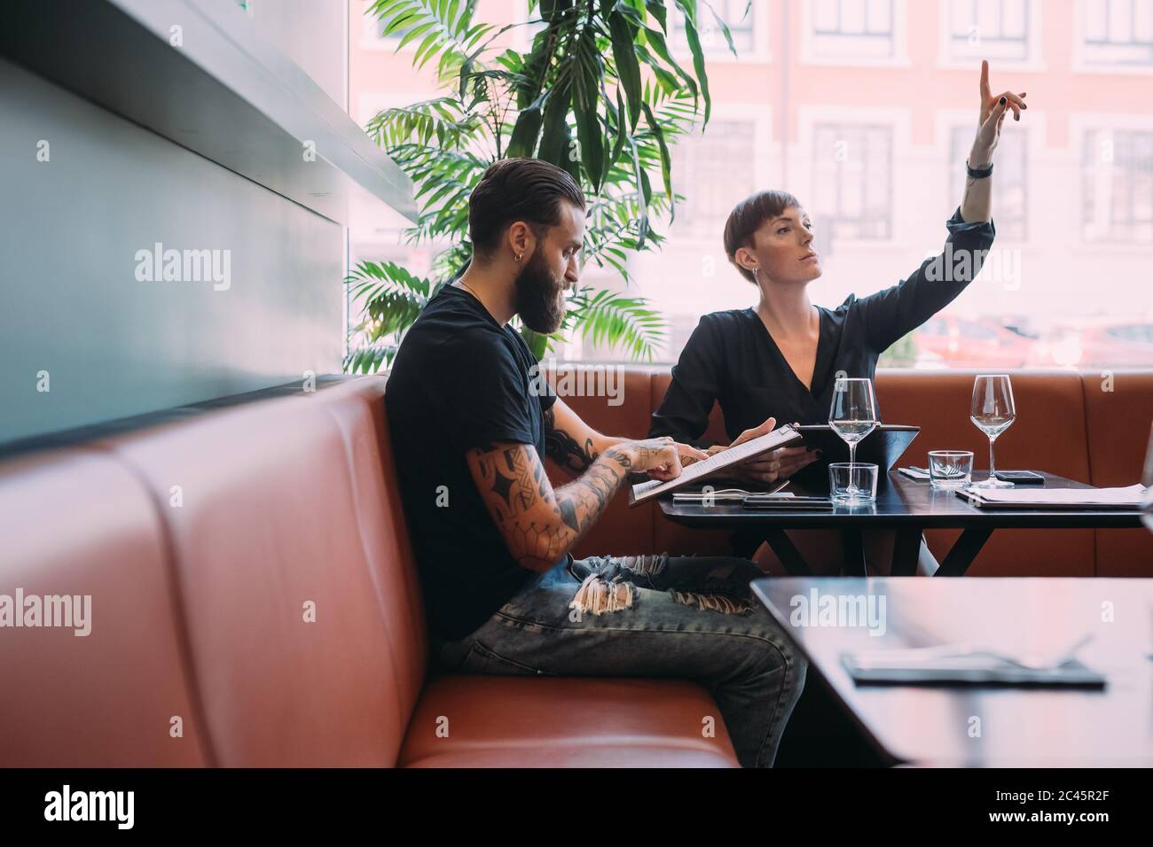 Beckoning hand sign hi-res stock photography and images - Alamy