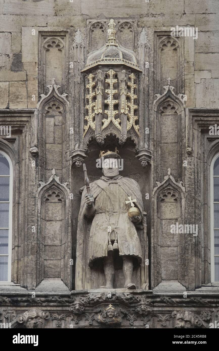 The statue of the college's founder Henry VIII presiding over the Great ...
