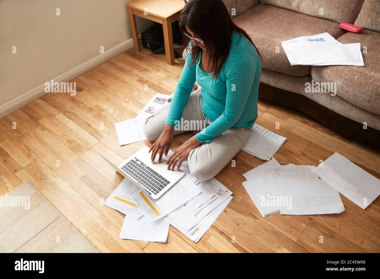 Woman surrounded by paperwork hi-res stock photography and images - Alamy