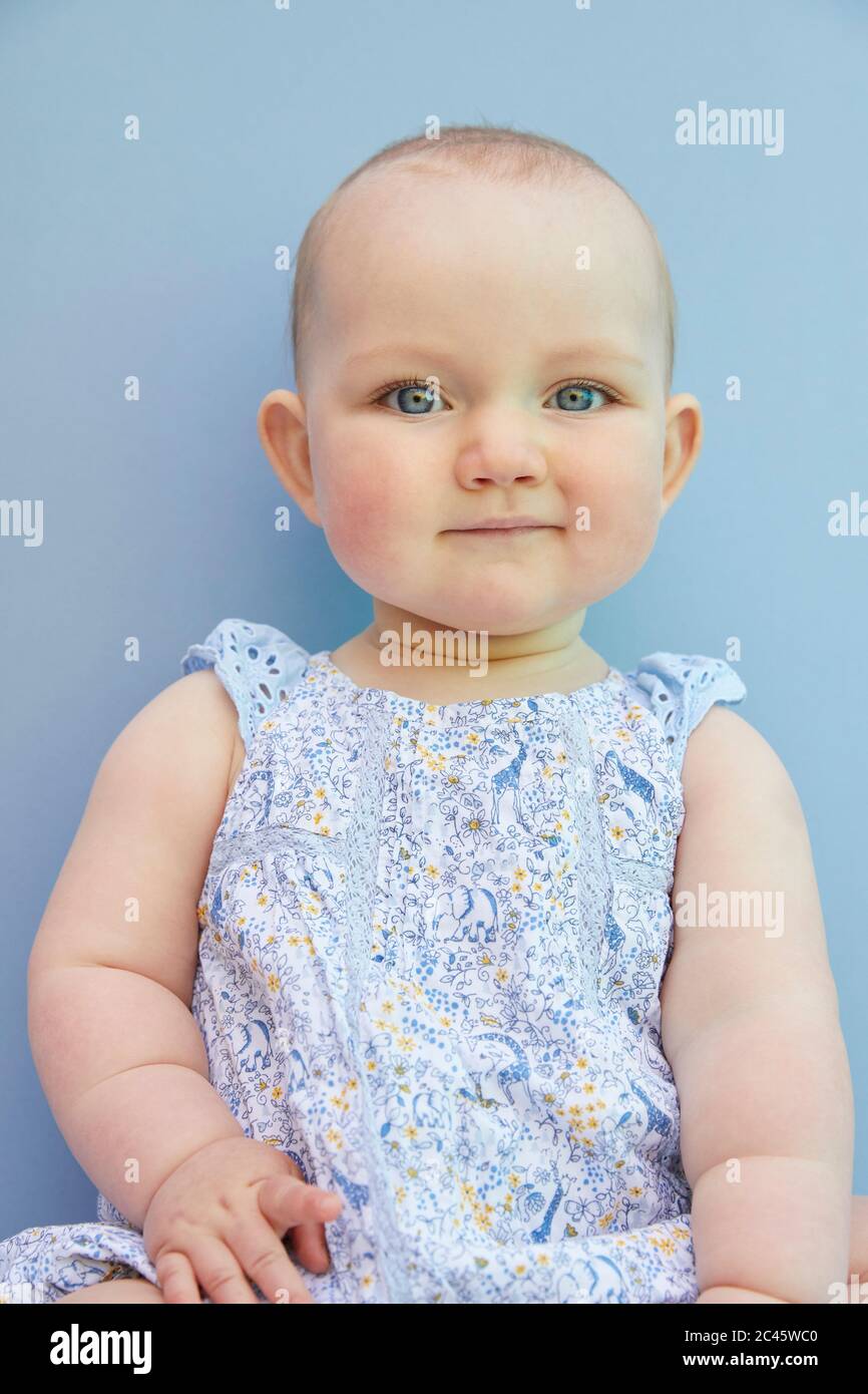 On pale blue background hi-res stock photography and images - Alamy