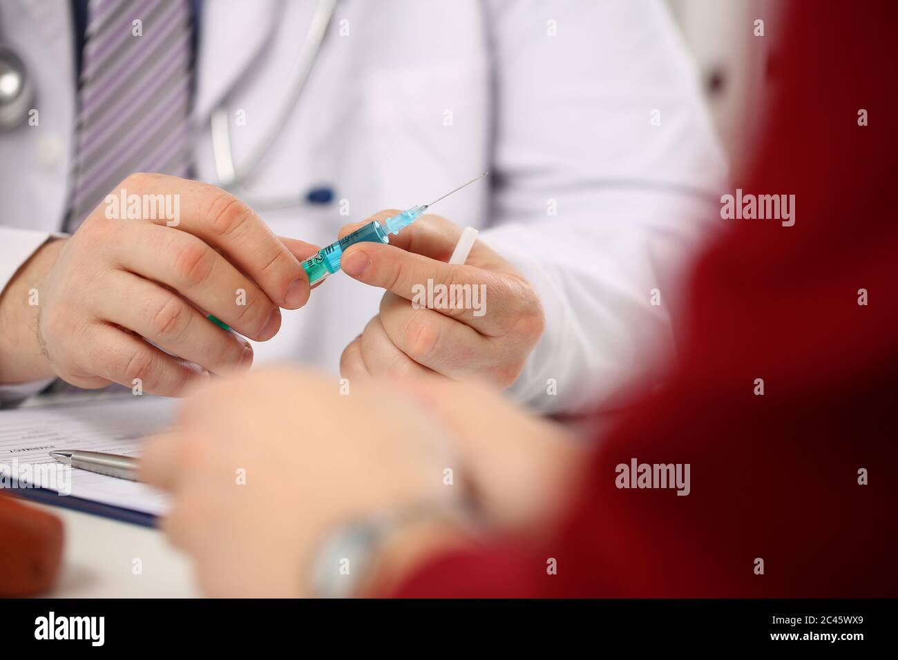 Doctor injection lady hi-res stock photography and images - Alamy