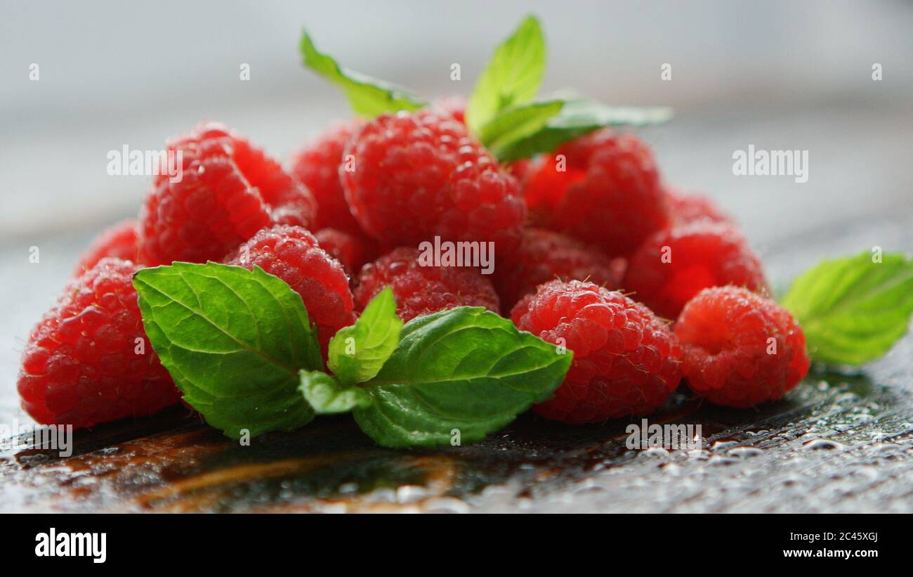 Heap of fresh raspberries Stock Photo - Alamy