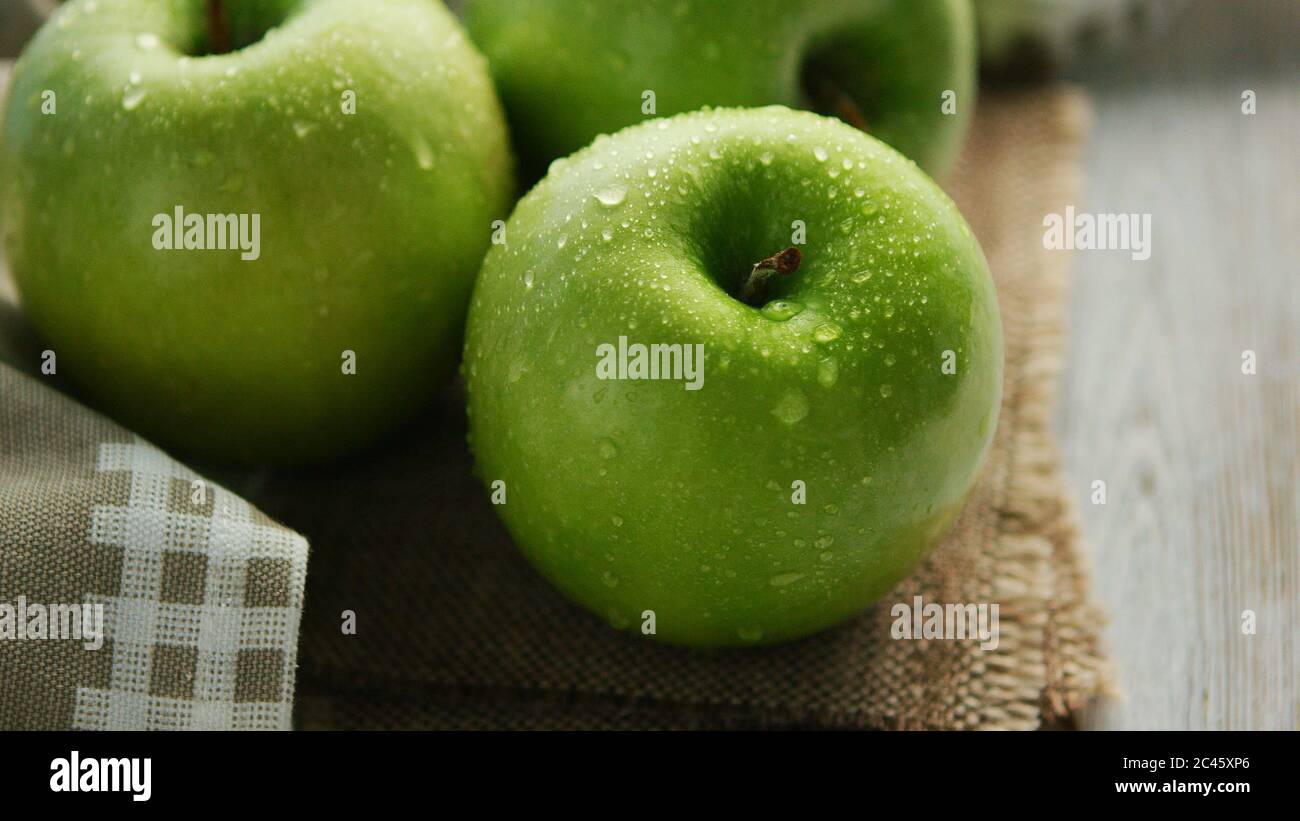 Wet green apples hi-res stock photography and images - Alamy