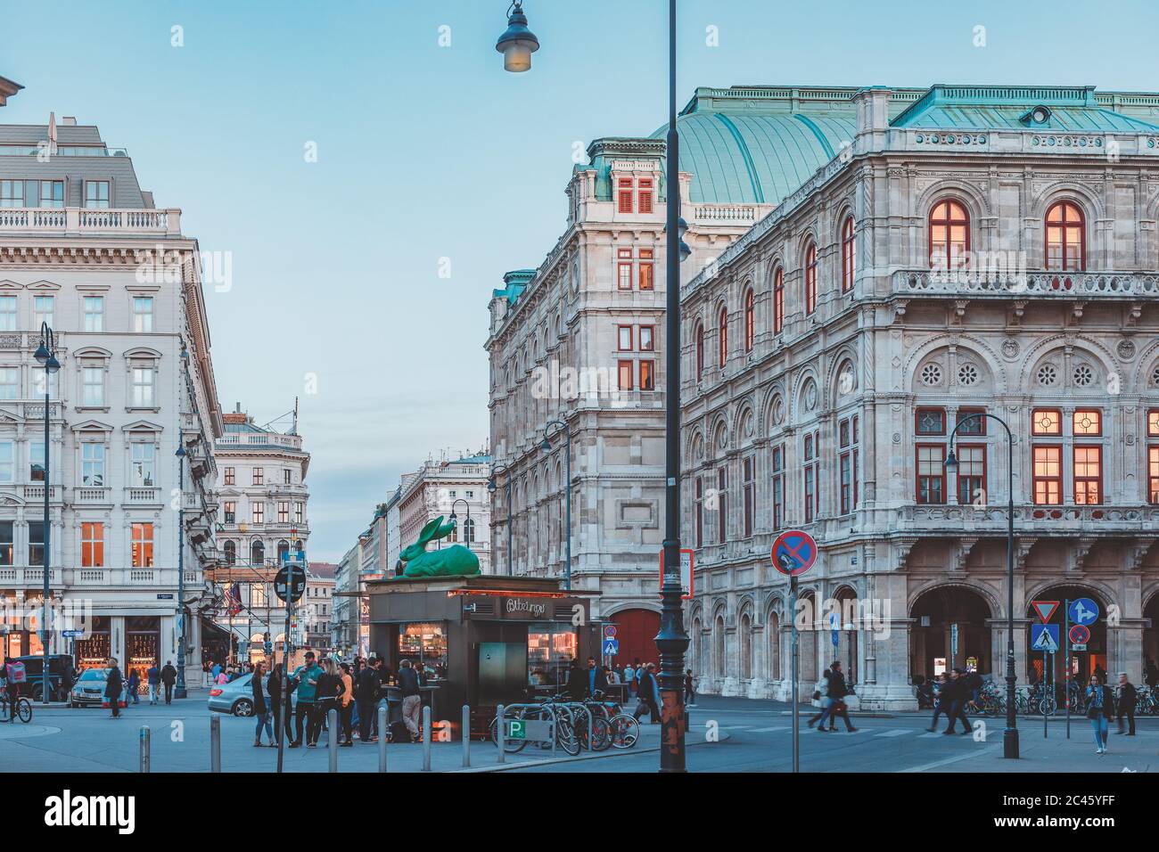 Rear view of Vienna State Opera Stock Photo - Alamy