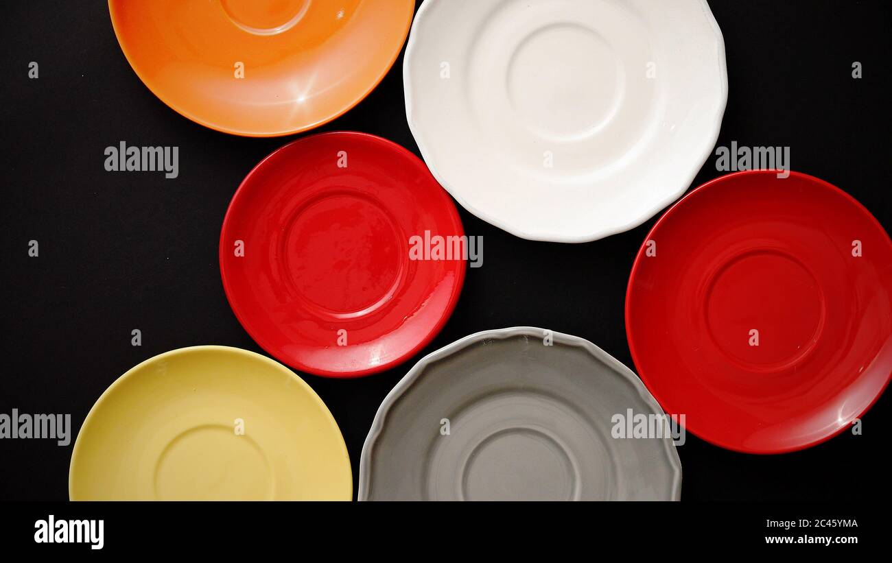 Empty plates hi-res stock photography and images - Alamy