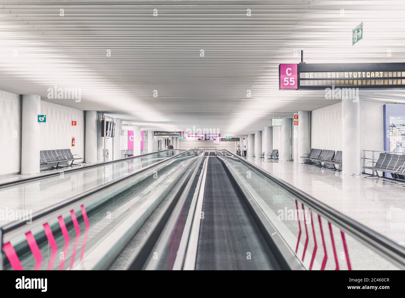 Airport moving walkway hi-res stock photography and images - Alamy