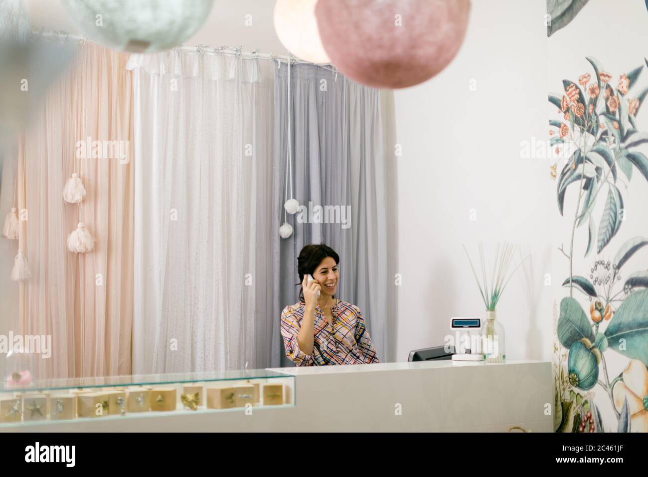 Shopping till assistant hi-res stock photography and images - Alamy