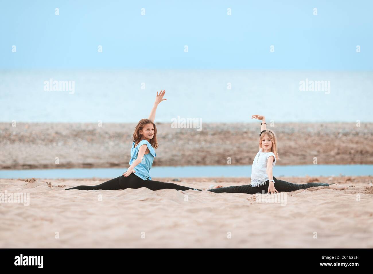 Girls doing their hair hi-res stock photography and images - Alamy