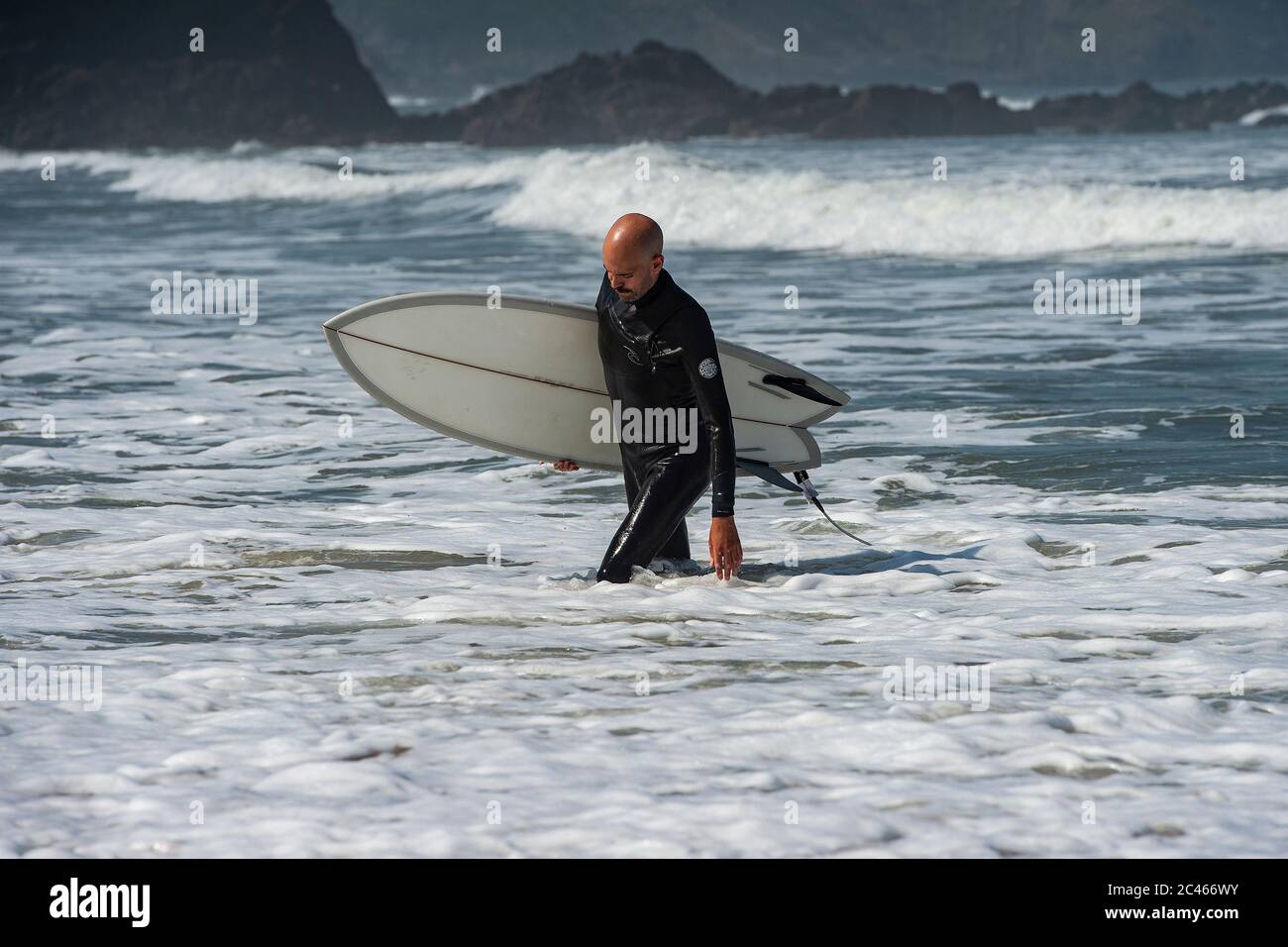 Surfer swimming hi-res stock photography and images - Alamy