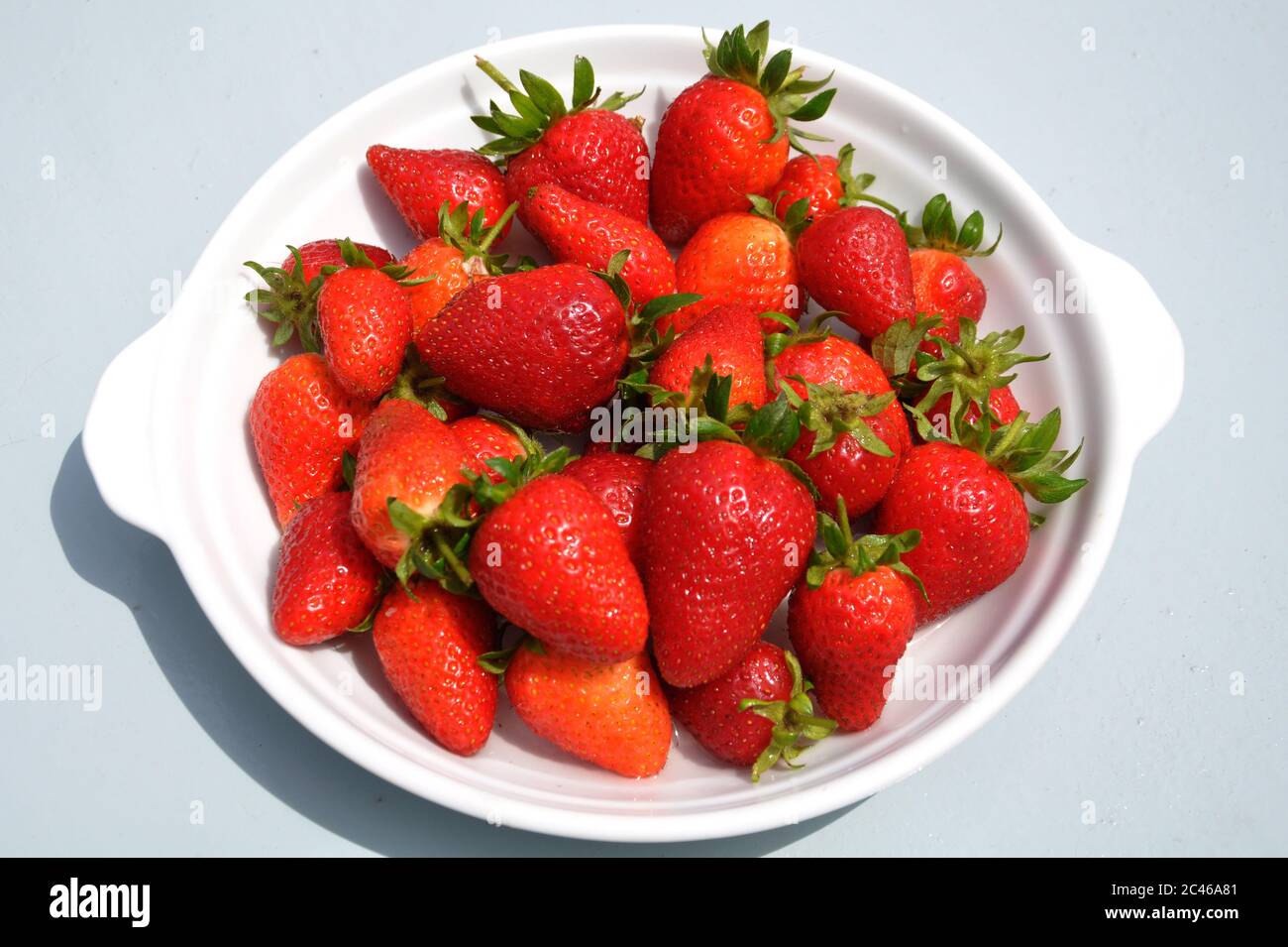 Strawberry on a white plate hi-res stock photography and images - Alamy