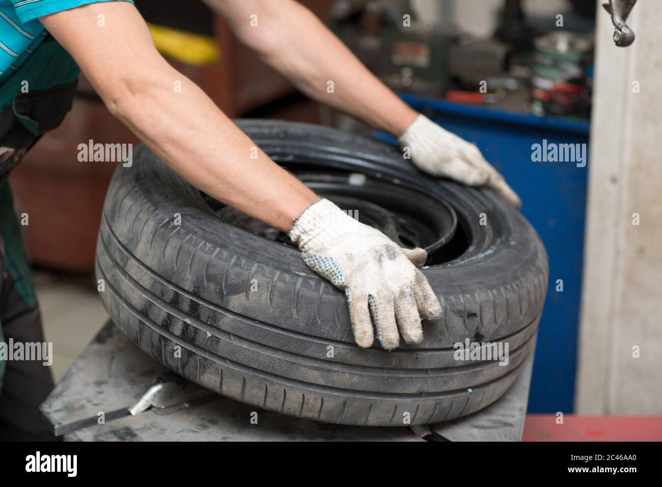 Mechanic changing car tire fitting. Wheel tyre repairing Stock Photo ...