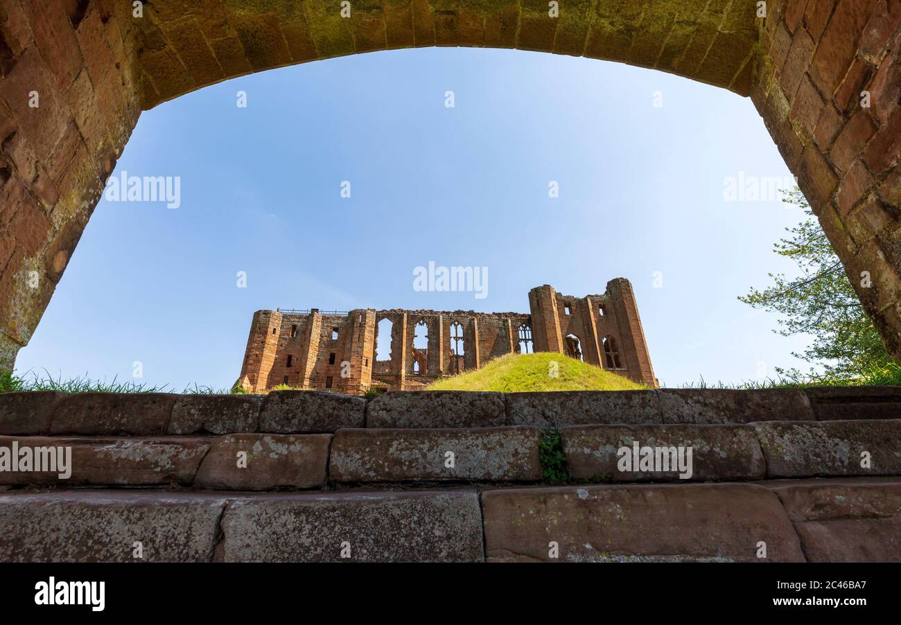 The Great Hall at Kenilworth Castle viewed through the west entrance ...