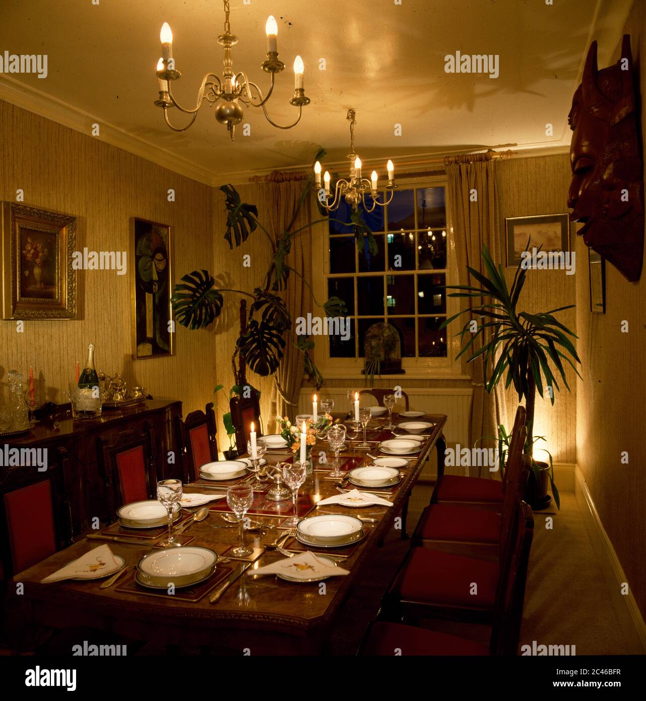 Long table set hi-res stock photography and images - Alamy