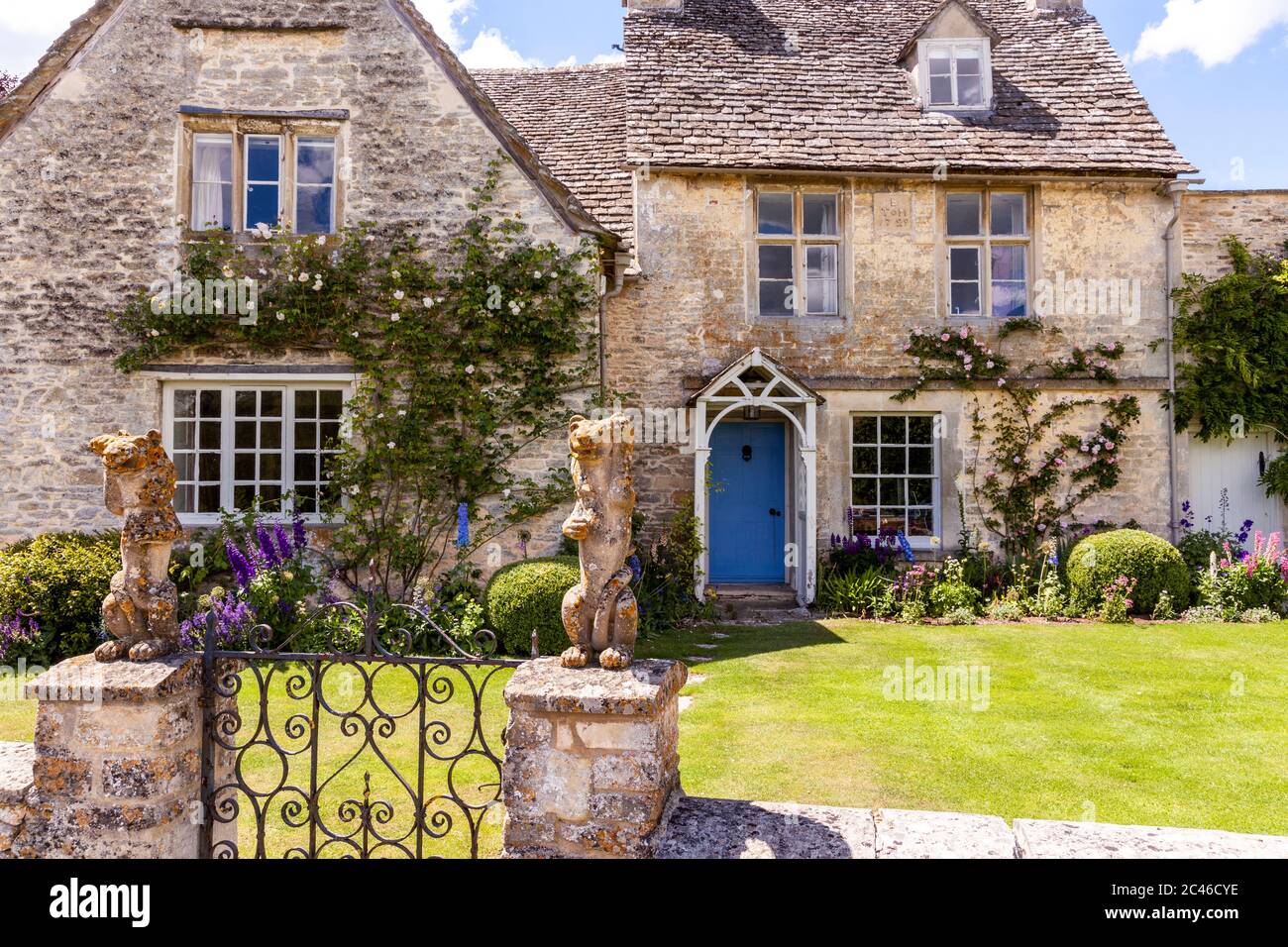 A typical old stone house in the Coln Valley in the Cotswold village of ...