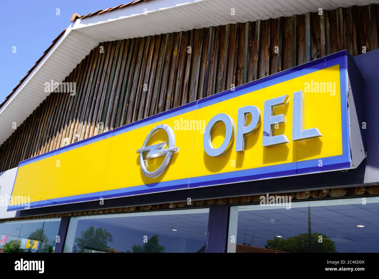Opel car badge hi-res stock photography and images - Alamy