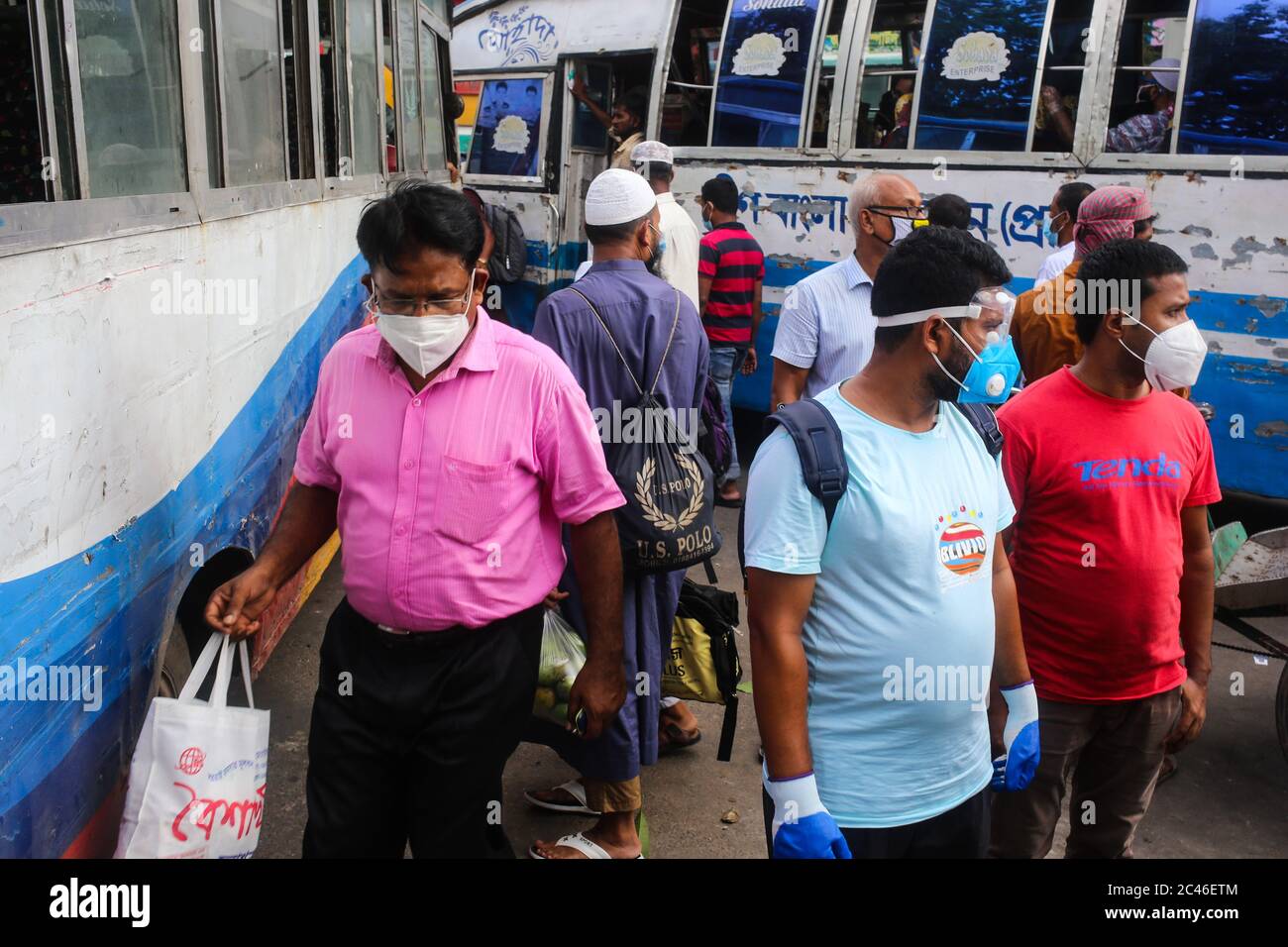 Bus queue rain hi-res stock photography and images - Alamy