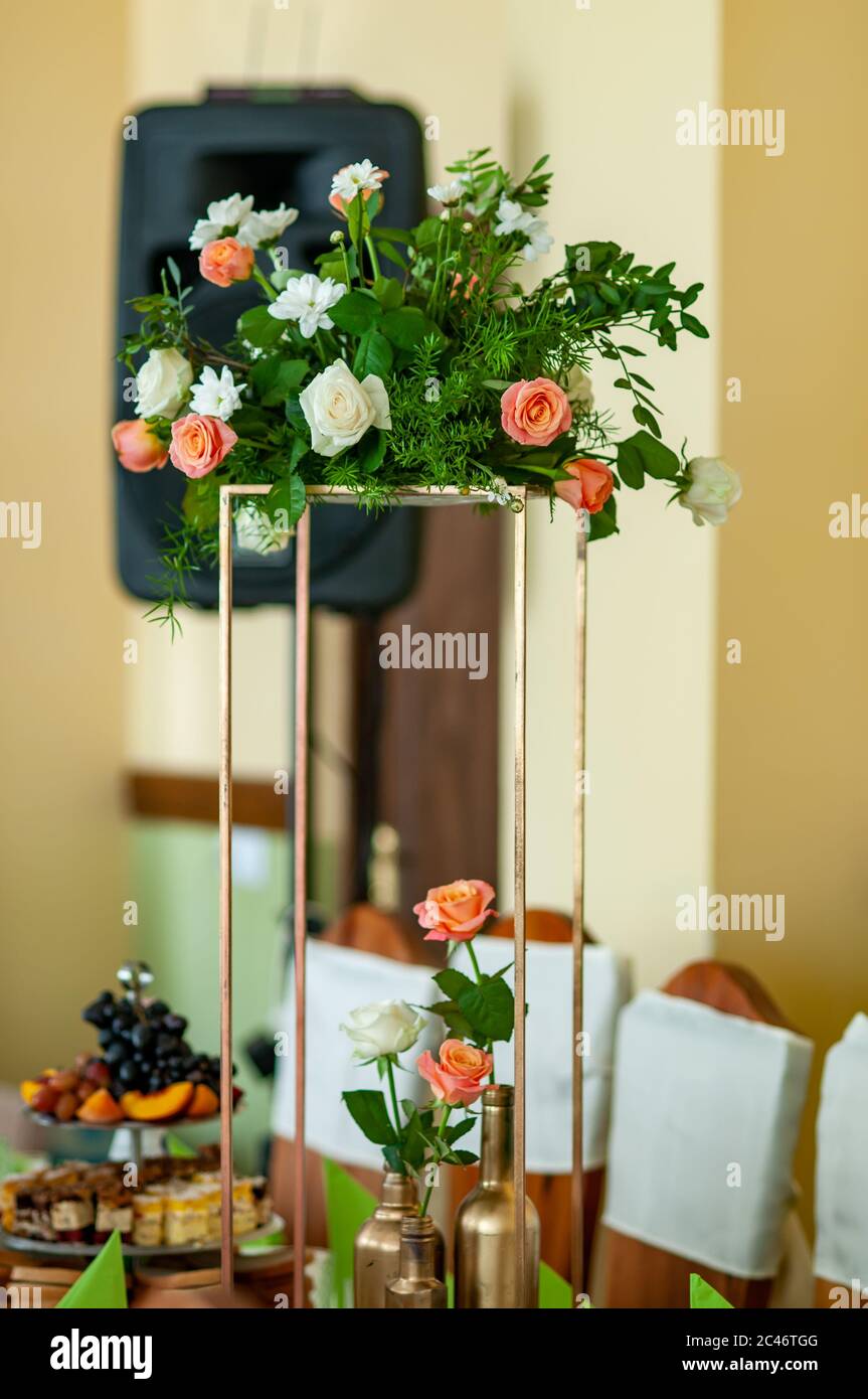 Bouquet of flowers standing on the flower stand Stock Photo - Alamy