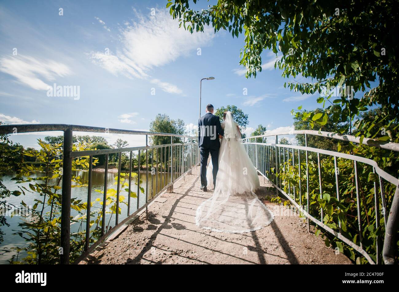 Bridal couple from behind hi-res stock photography and images - Alamy