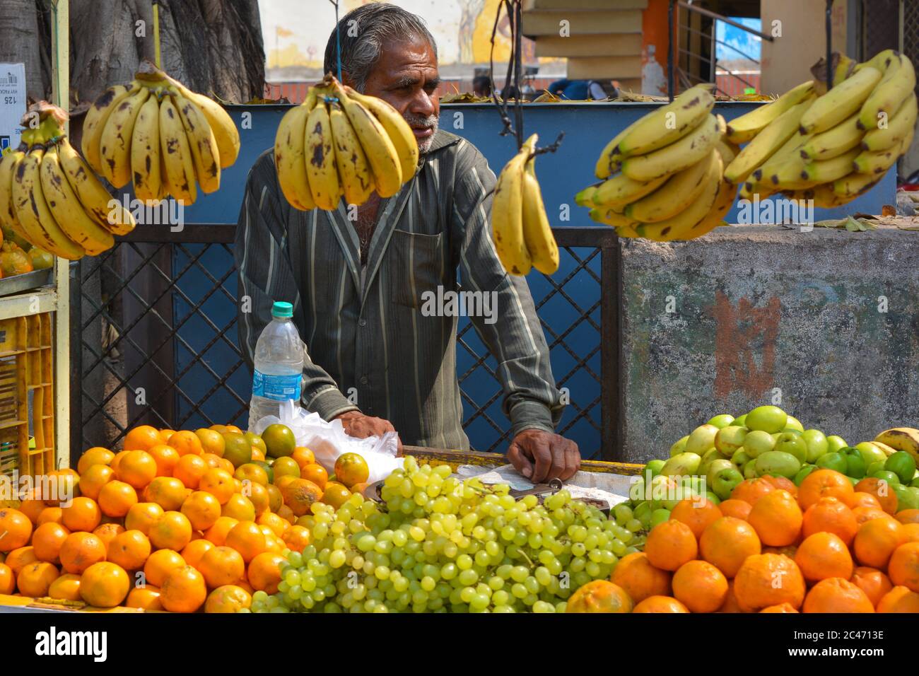 Roadside fruits selling india hi-res stock photography and images - Alamy