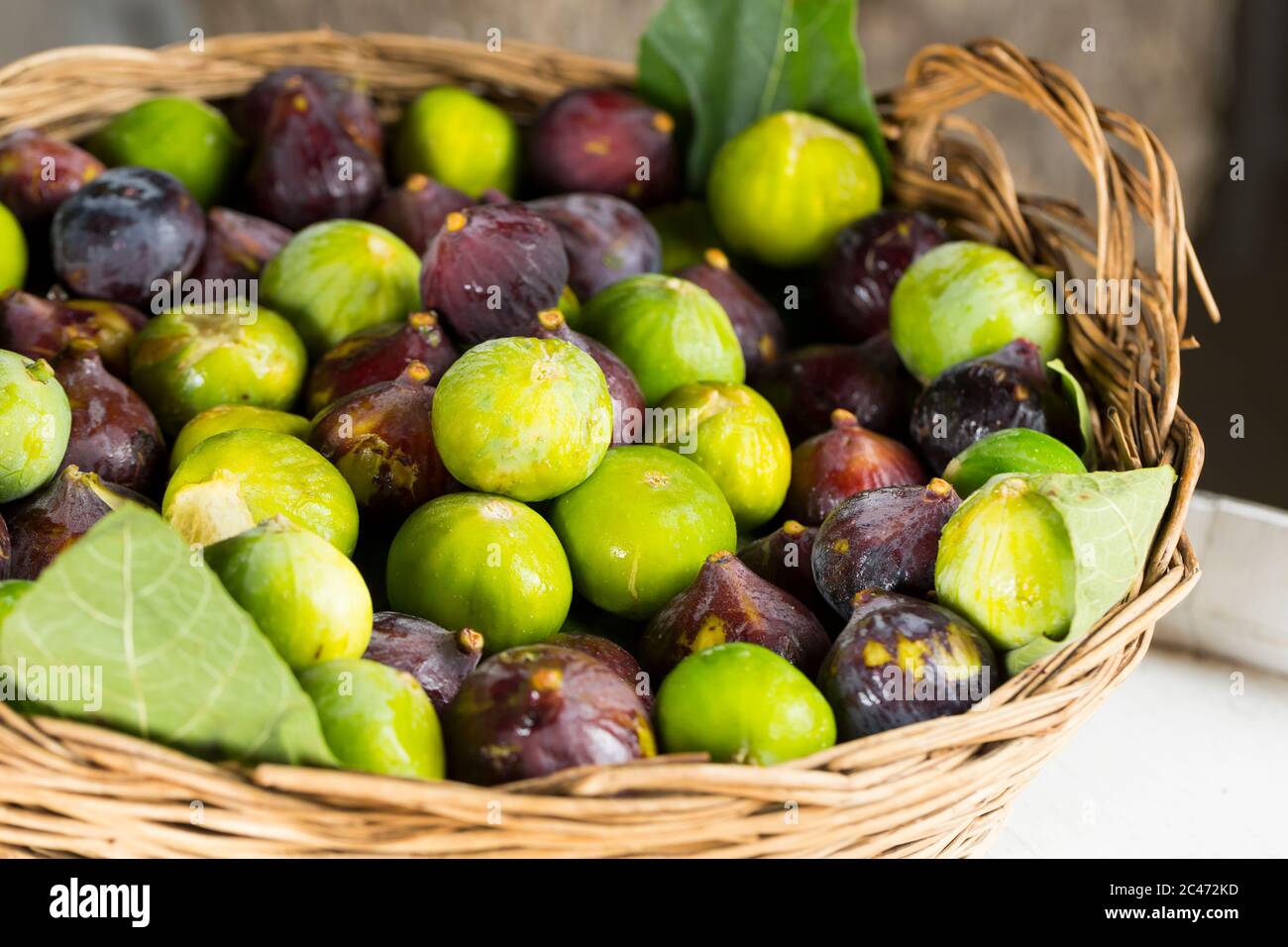 Basket of figs Stock Photo - Alamy