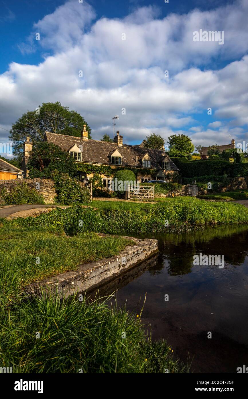 Summer cotswolds village hi-res stock photography and images - Alamy