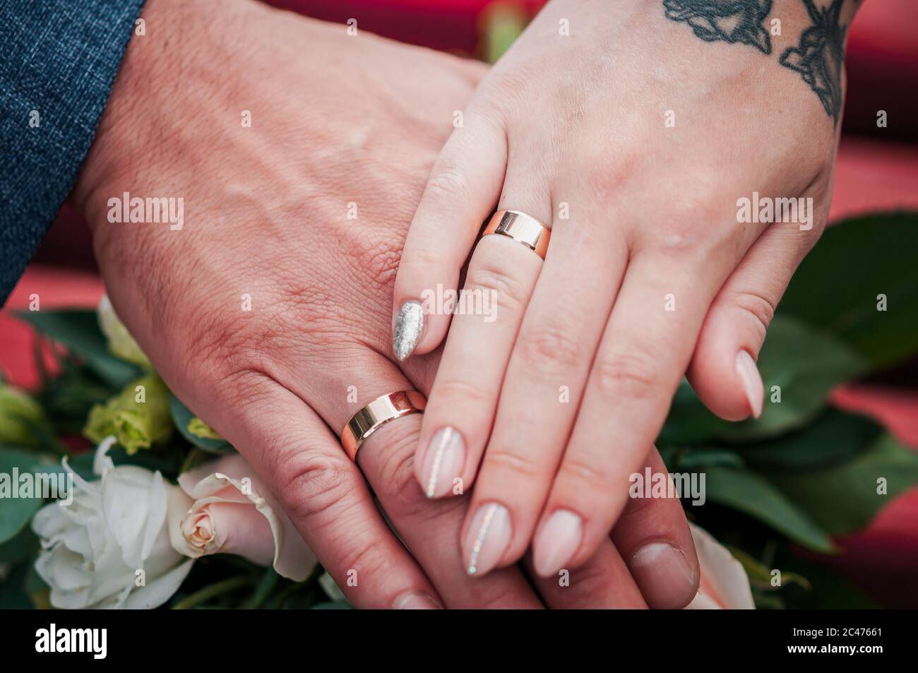 Hands holding diamond ring gem hi-res stock photography and images - Alamy