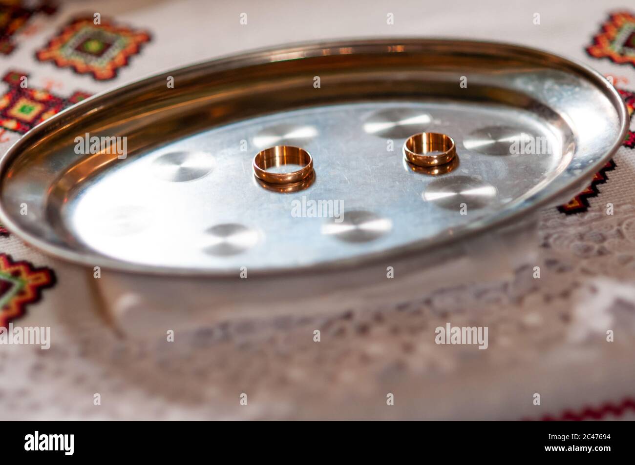 Golden wedding rings on the silver plate Stock Photo - Alamy