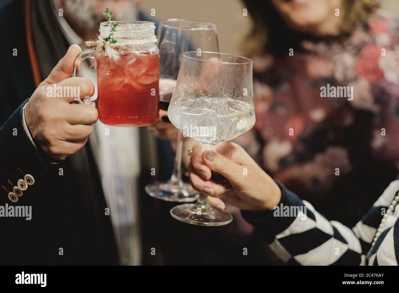 Tapping wine glasses hi-res stock photography and images - Alamy