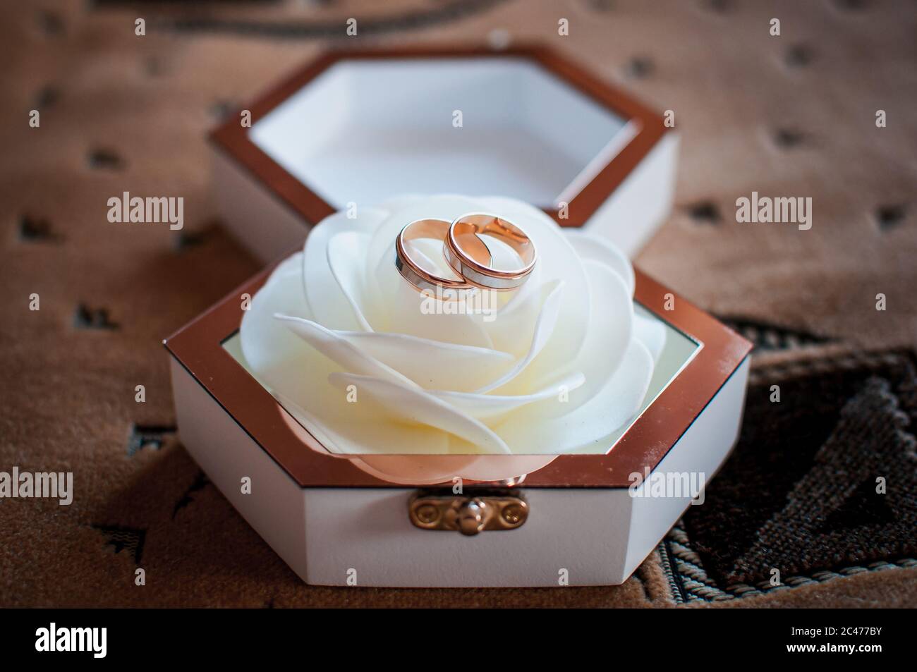 Pair of gold wedding rings in the box Stock Photo - Alamy