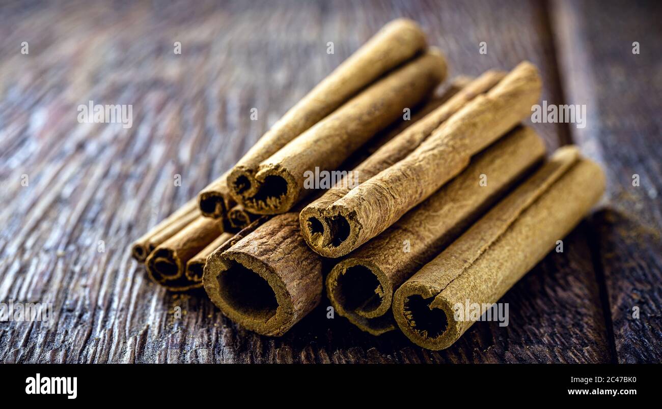 bark cinnamon cut into small piles. Cinnamon, culinary spice Stock ...
