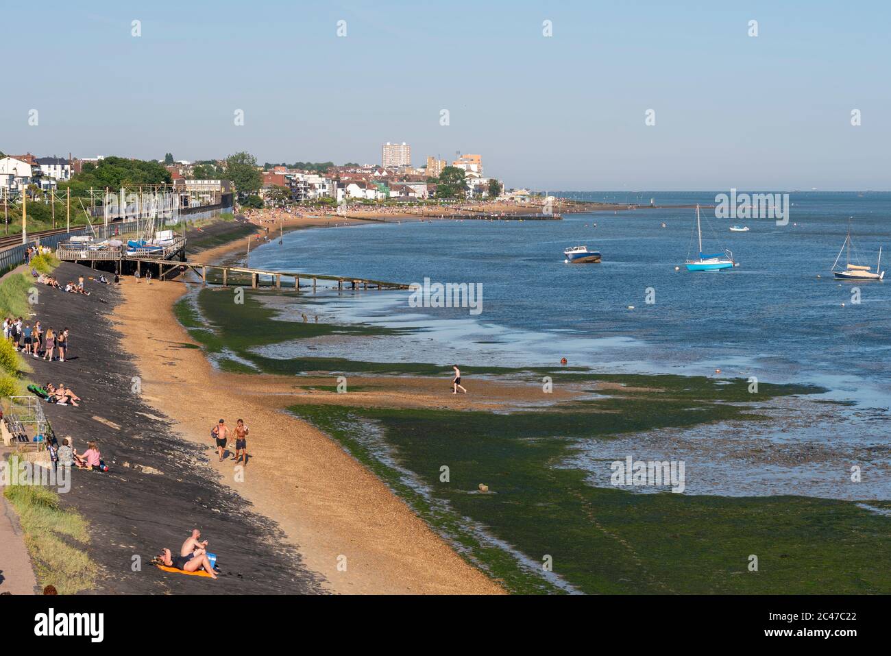 Busy Chalkwell beach, Southend on Sea, Essex, UK. Thames Estuary ...