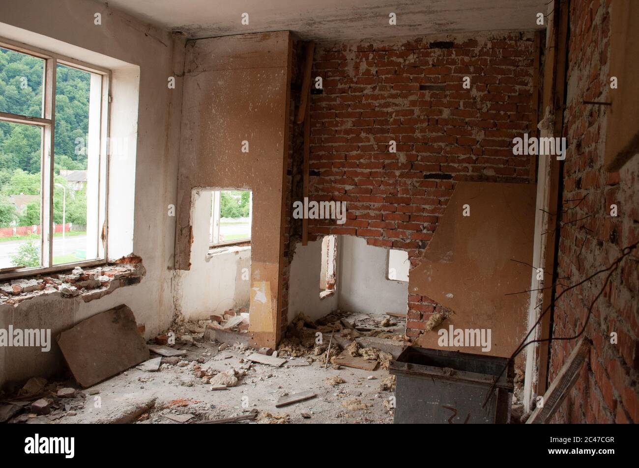 Ruined room in the abandoned office building Stock Photo - Alamy