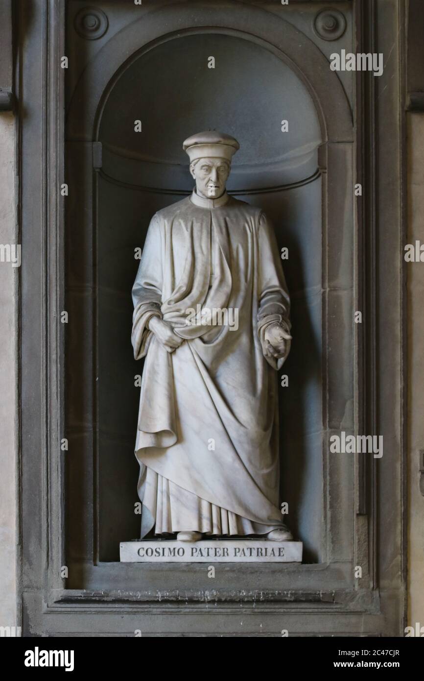 Cosimo I de Medici statue on the Uffizi museum palace, Florence ...