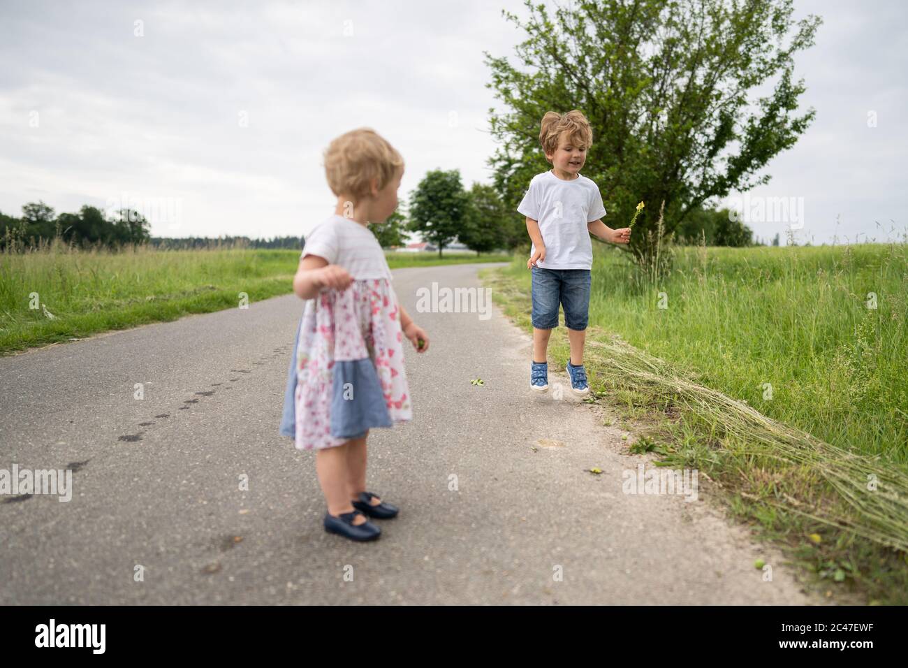 Young family on country walk hi-res stock photography and images - Alamy