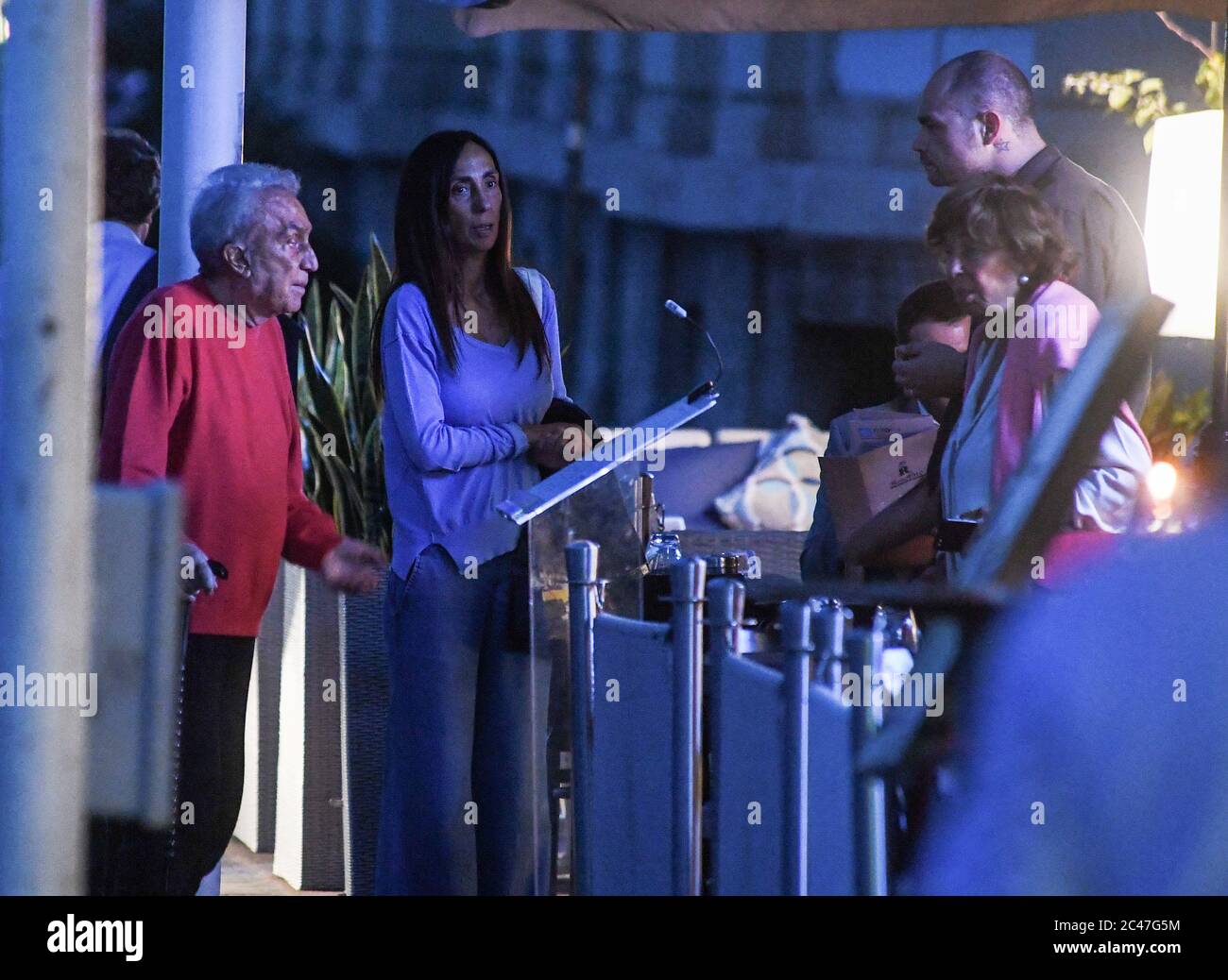 Naples: Emilio Fede with his wife Diana De Feo and daughter at the exit ...