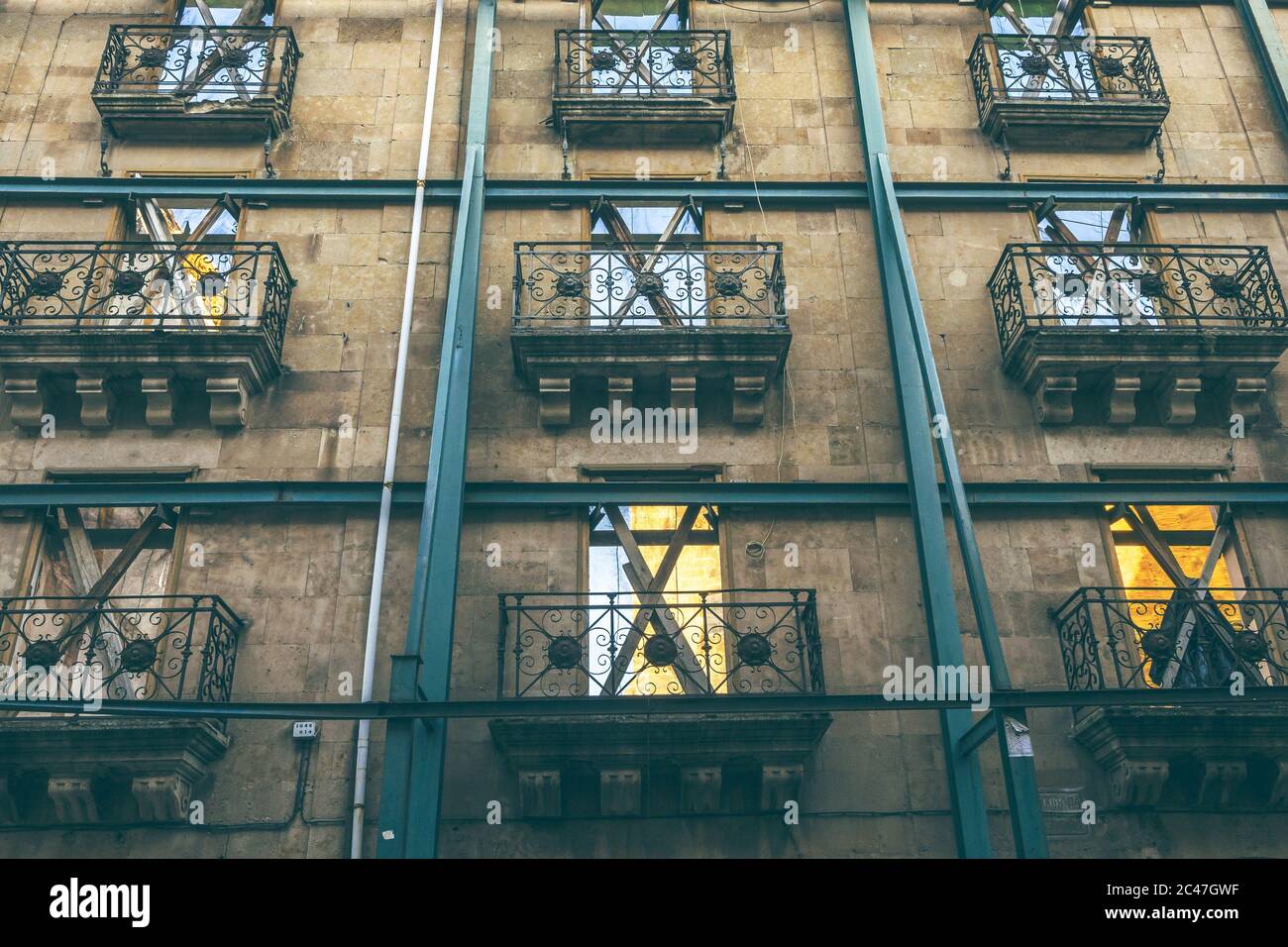 X shape building hi-res stock photography and images - Alamy